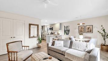 Apartamento em Condomínio Fechado (Beachwood Villas 1G - The Nest at Se) | Sala de estar