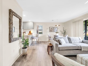 Apartamento em Condomínio Fechado (Beachwood Villas 1G - The Nest at Se) | Sala de estar