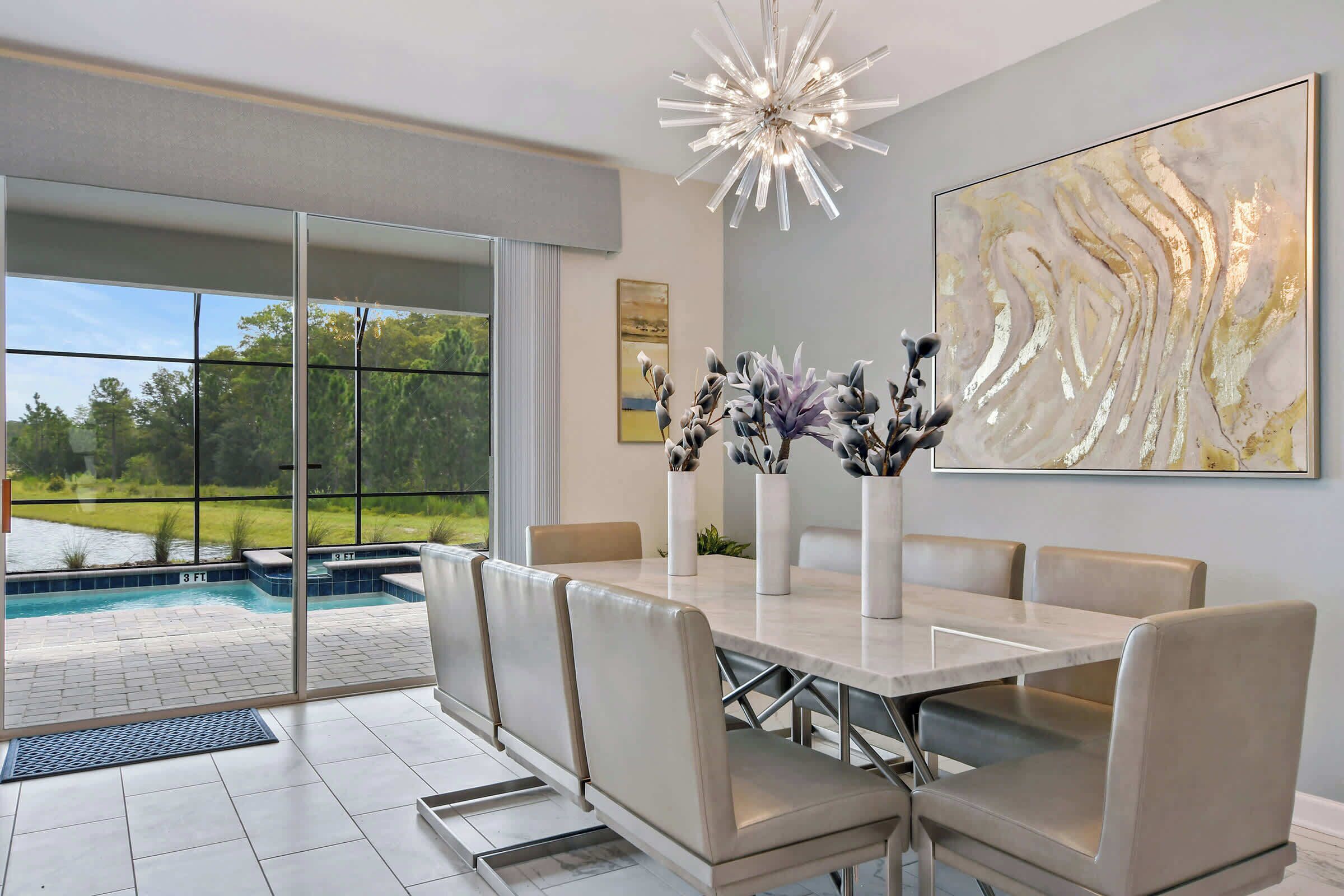 Uma sala de jantar com uma mesa grande, cadeiras e vista para uma piscina.