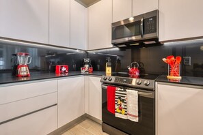 Villa (4 Bedrooms) | Cozinha privada | Um micro-ondas, um forno, uma cadeira de bebé, liquidificador 