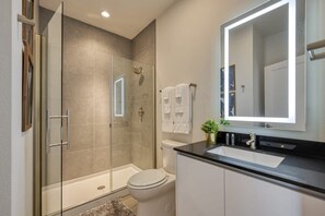 Villa (4 Bedrooms) | Casa de banho | Uma banheira, toalhas fornecidas, sabão, champô 