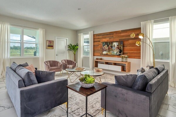 Chic Luxury Decor, Prime Location, Game Room Bliss - Kissimmee, FL