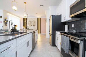 Villa (4 Bedrooms) | Cozinha privada | Um micro-ondas, um forno, uma cadeira de bebé, liquidificador 