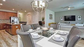 Casa (6 Bedrooms) | Opções para refeição no quarto