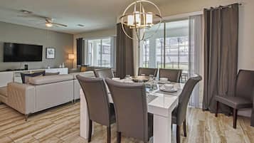 Casa (6 Bedrooms) | Área de estar | Smart TV 50 polegadas com canais a cabo