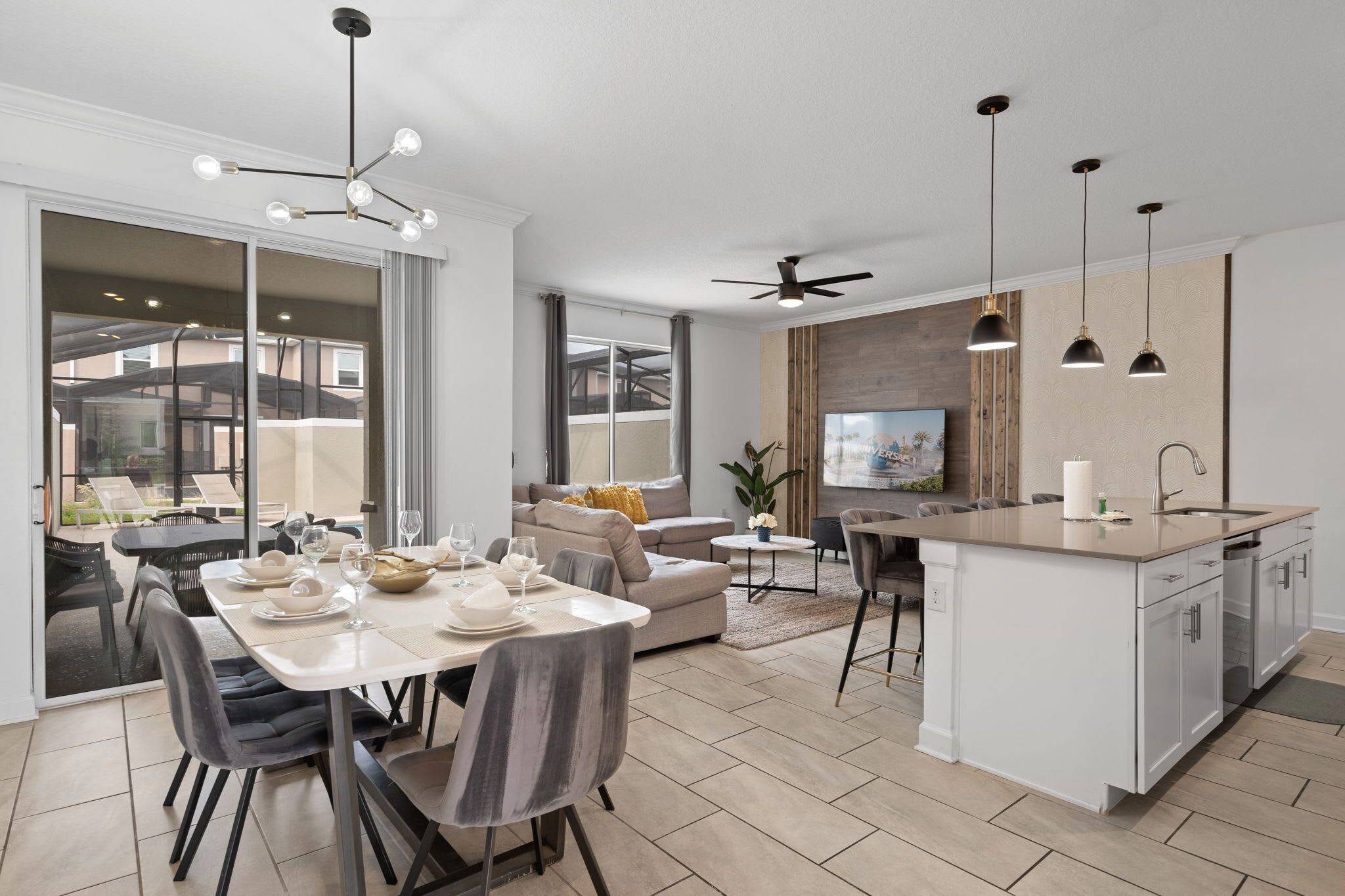 Villa (4 Bedrooms) | Cozinha privada | Um micro-ondas, um forno, uma cadeira de bebé, liquidificador 