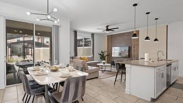 Villa (4 Bedrooms) | Cozinha privada | Um micro-ondas, um forno, uma cadeira de bebé, liquidificador