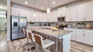 Casa (6 Bedrooms) | Cozinha privada | Um micro-ondas, um forno, uma cadeira de bebé, liquidificador