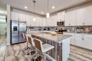 Casa (6 Bedrooms) | Cozinha privada | Micro-ondas, fogão, cadeirão de bebê, liquidificador