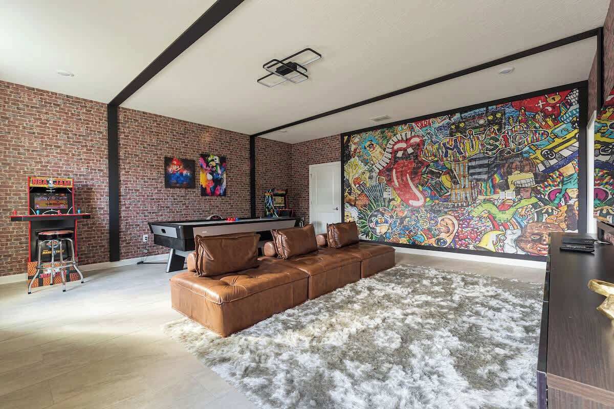 Casa (Multiple Bedrooms) | Sala de estar | Smart TV de 50 polegadas com canais por cabo, consola de videojogos 