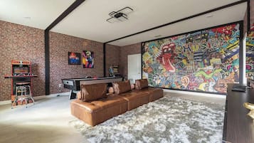 Casa (Multiple Bedrooms) | Sala de estar | Smart TV de 50 polegadas com canais por cabo, consola de videojogos