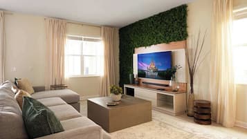 Casa (Multiple Bedrooms) | Sala de estar | Smart TV de 50 polegadas com canais por cabo, consola de videojogos