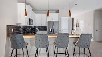 Casa (Multiple Bedrooms) | Cozinha privada | Um micro-ondas, um forno, uma cadeira de bebé, liquidificador
