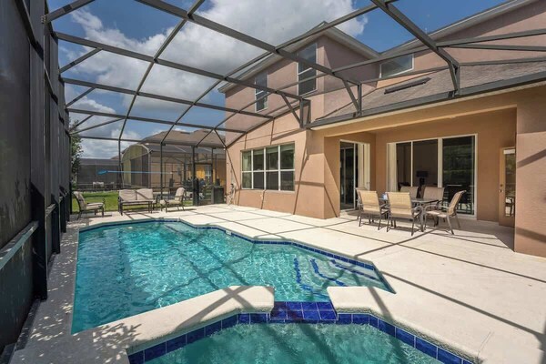 Themed Bedrooms And Large Pool - Kissimmee, FL