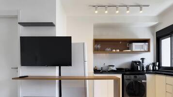 Apartamento Deluxe, Vista para a cidade | Sala