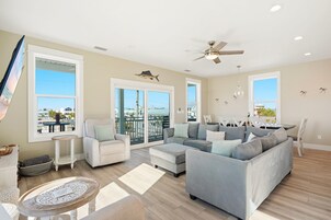 Casa (4 Bedrooms) | Sala de estar | Smart TV de 65 polegadas com canais digitais
