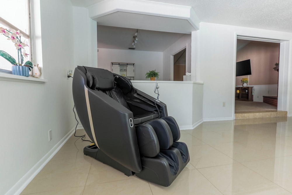 Spacious 4-bedroom house in pleasant Winter Haven with AC - Cypress ...