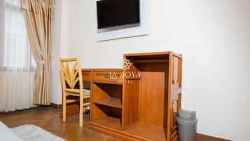 Quarto Superior, vista para a colina | Secretária, secretária adequada para computadores portáteis