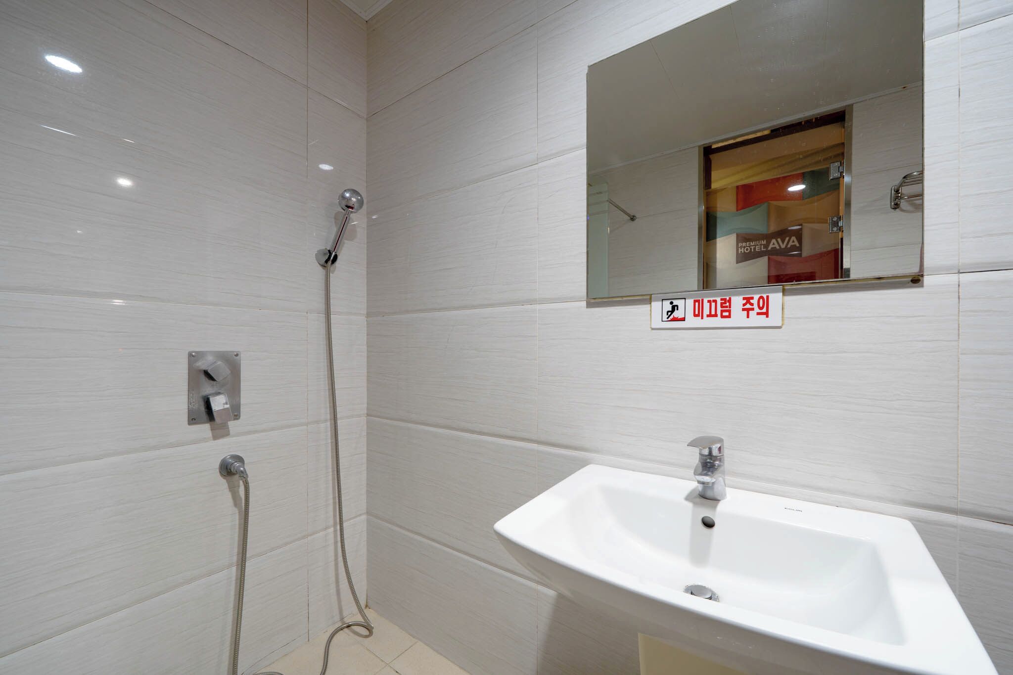 Quarto Duplo Deluxe | Casa de banho | Um secador de cabelo, toalhas fornecidas 