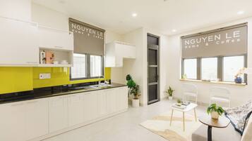 Apartamento, varanda, Vista para a cidade | Cozinha privada | Um micro-ondas, uma placa de cozinha, utensílios de cozinha