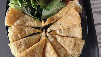 Pequeno-almoço tipo buffet diário (50000 VND por pessoa)