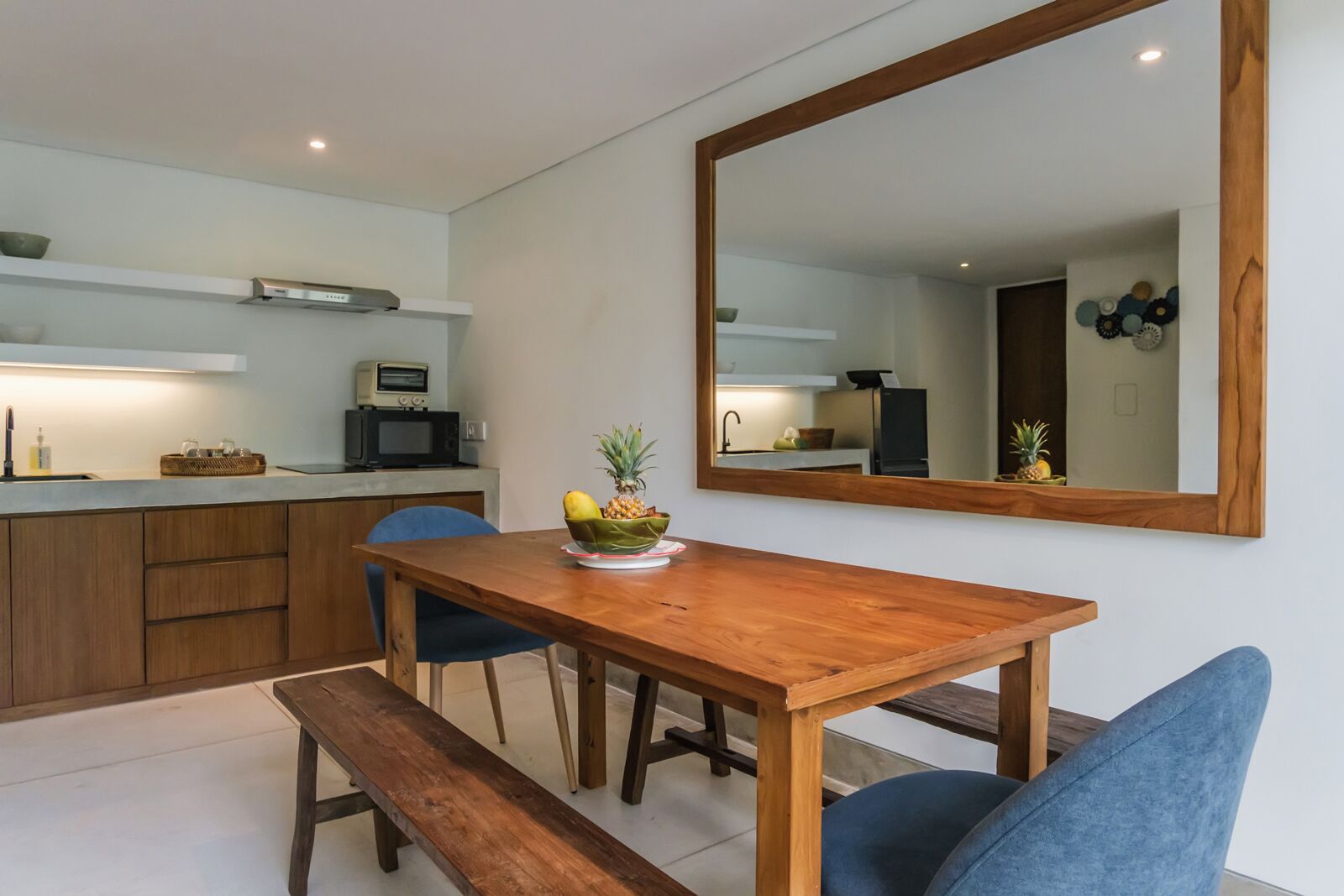 Quarto casal luxo | Escrivaninha, espaço de trabalho para notebook, cortinas blackout