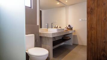 Suite-Estúdio Comfort | Casa de banho | Um polibã, artigos de higiene pessoal grátis, um secador de cabelo