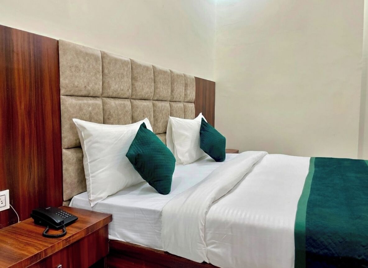 Quarto Duplo Deluxe, Vista para a cidade | Cofre com capacidade para portátil, secretária 