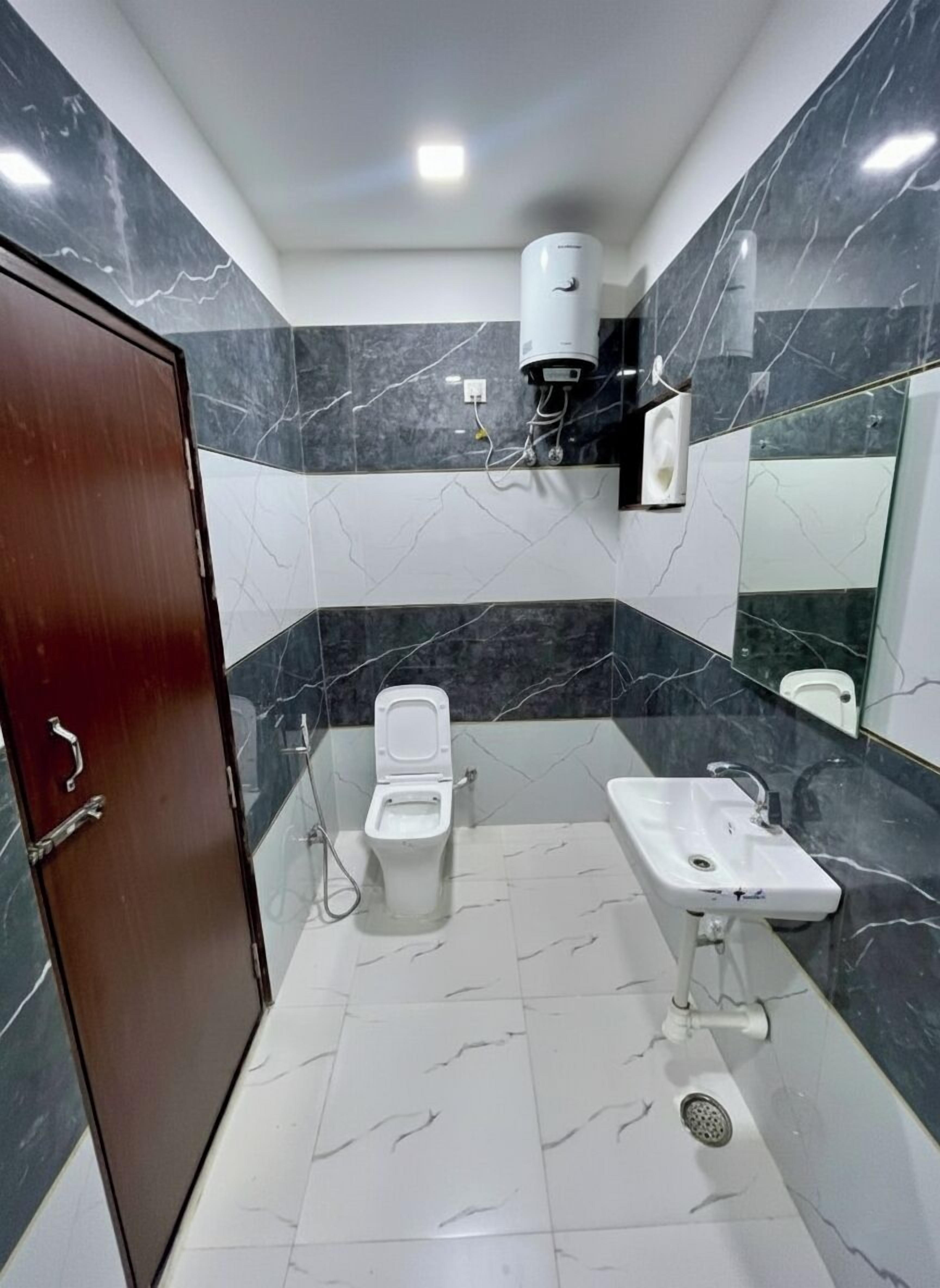 Uma combinação polibã/banheira, artigos de higiene pessoal grátis 