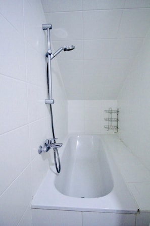 Apartamento Básico | Casa de banho | Uma combinação polibã/banheira, artigos de higiene pessoal grátis 