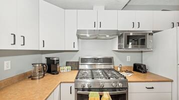 Suíte, vista para o pátio | Cozinha privada