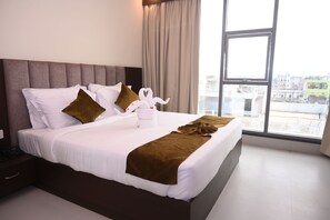 Quarto solteiro luxo | Cofres nos quartos, escrivaninha, espaço de trabalho para notebook