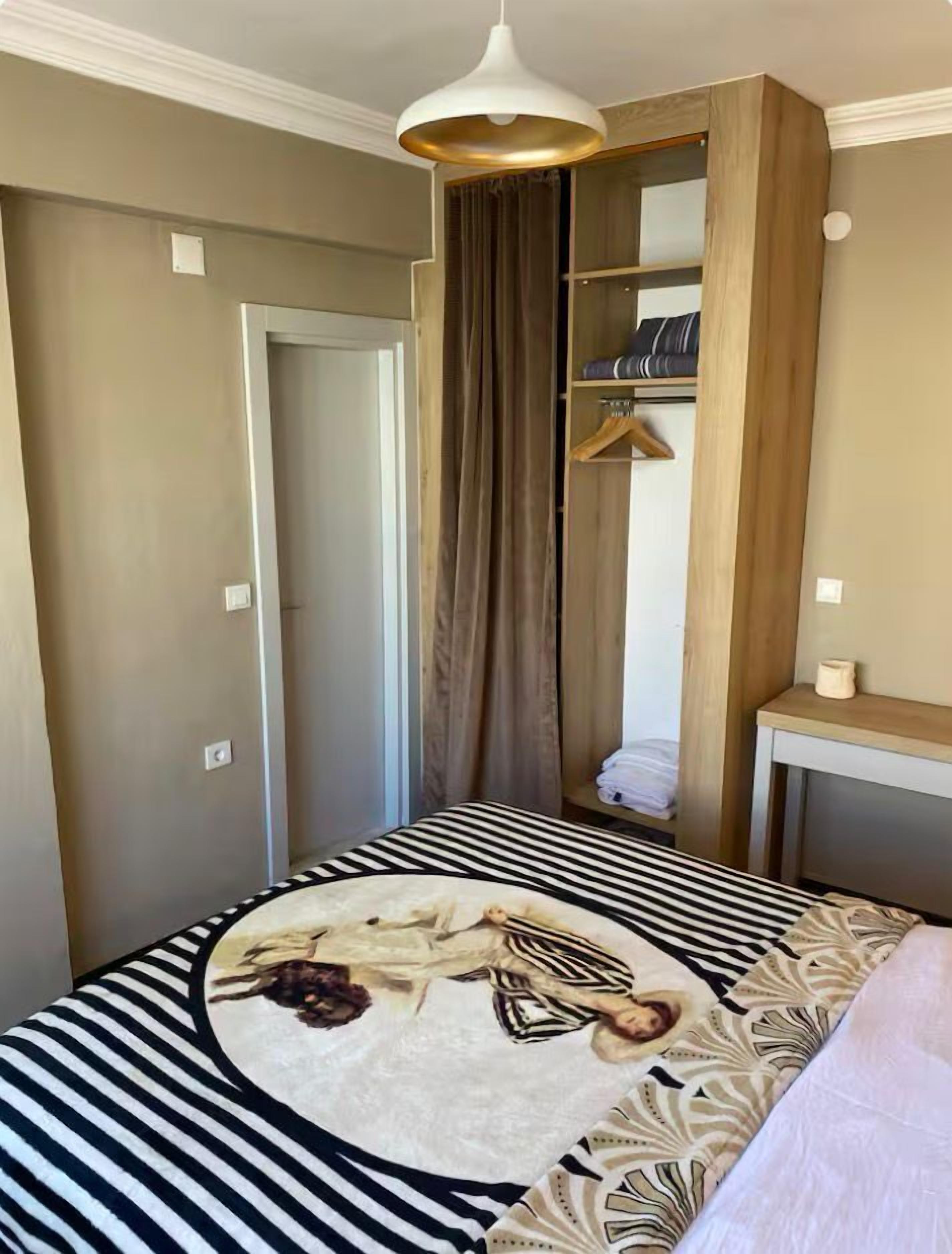 Superior Flat with Balcony 10 | Secretária, secretária adequada para computadores portáteis 