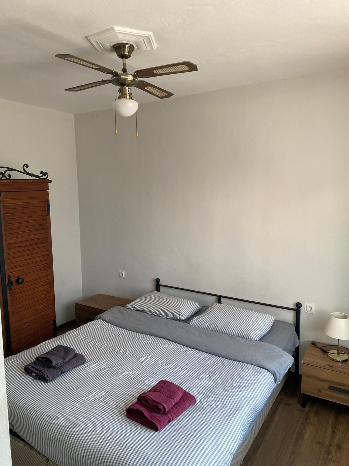 Superior Flat with Balcony 1 | Secretária, secretária adequada para computadores portáteis 