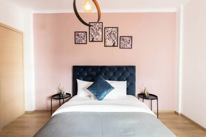 Apartamento, 4 quartos | Quartos à prova de som, ferros/tábuas de passar roupa, Wi-Fi de cortesia