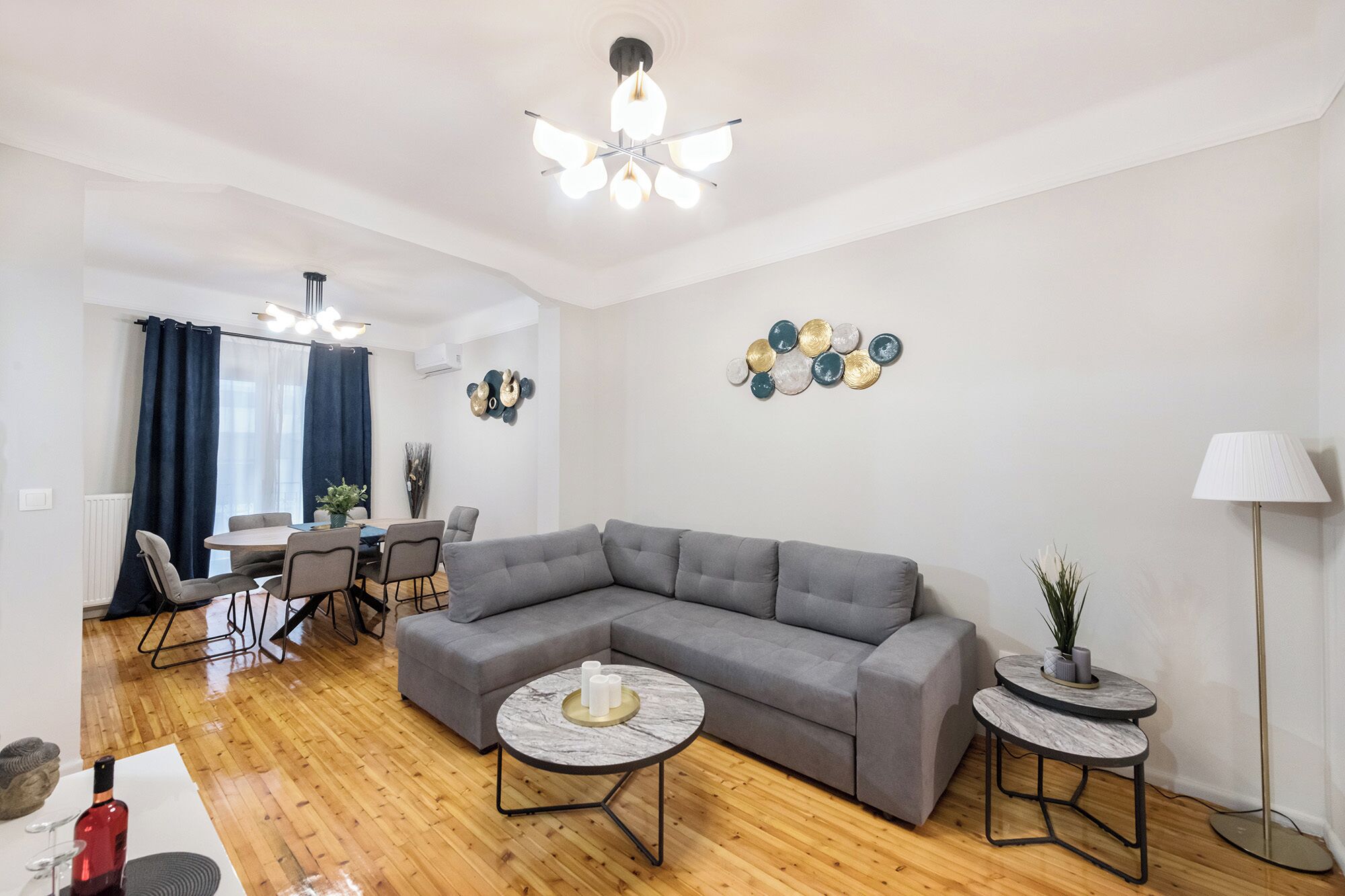 Apartamento, 3 quartos | Sala de estar | TV de ecrã plano 