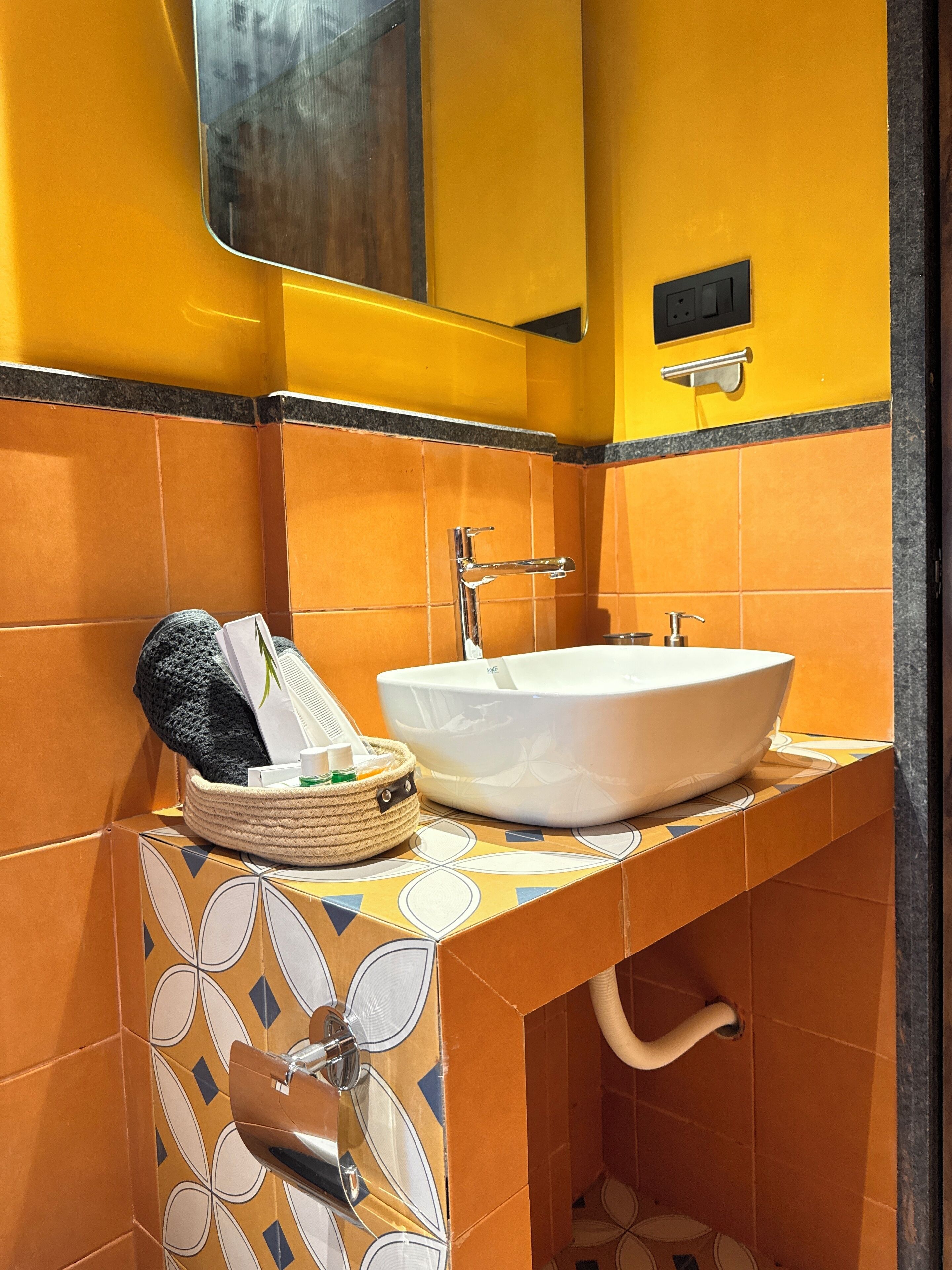 Quarto Duplo Deluxe, Vista para a cidade | Casa de banho | Um polibã, artigos de higiene pessoal grátis, toalhas fornecidas, sabão 