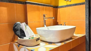 Quarto Duplo Deluxe, Vista para a cidade | Casa de banho | Um polibã, artigos de higiene pessoal grátis, toalhas fornecidas, sabão