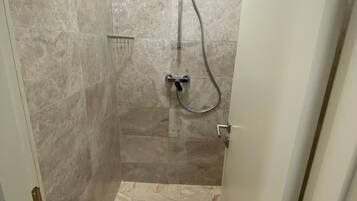 Dormitório Partilhado Deluxe | Casa de banho | Toalhas fornecidas