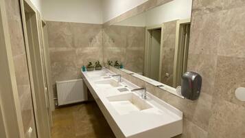 Dormitório Partilhado Deluxe | Casa de banho | Toalhas fornecidas