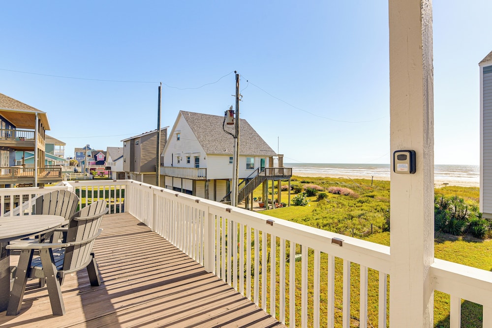 Walk To Beach: Ocean-view Family Home In Galveston - Jamaica Beach, TX