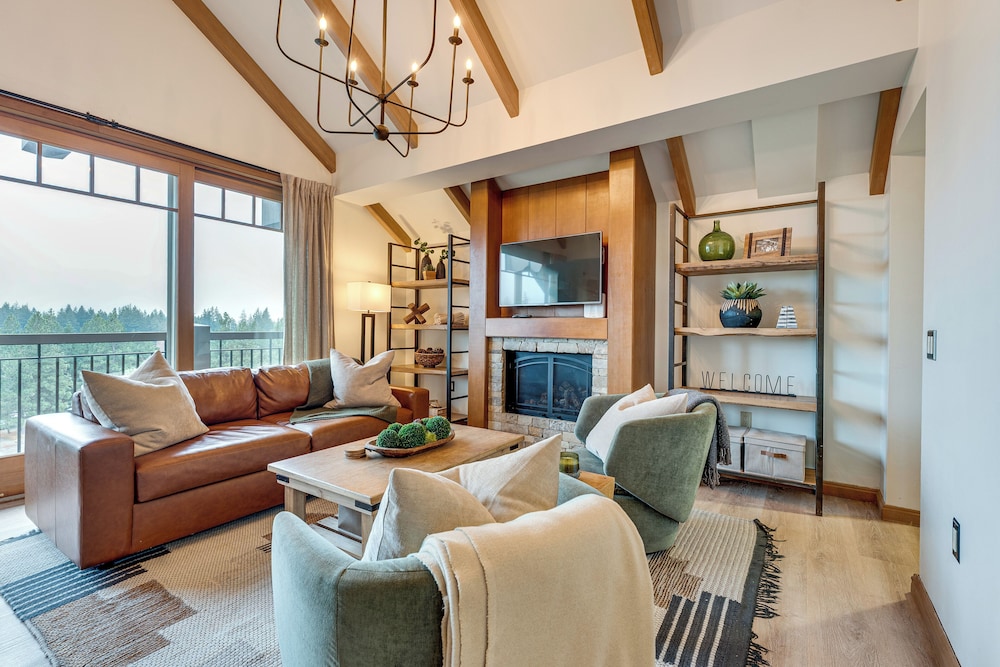 ラグジュアリー クレ エラム コンド ウィズ マウンテンビューズ、プール & ホットタブ - ロズリン, WA