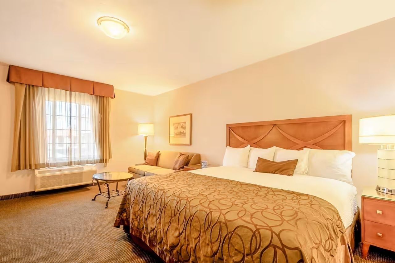 Executive Suite Stay | Near Historic Downtown Yuma | Gym & Outdoor Pool - Yuma, AZ
