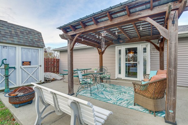 Route 66 Gem! Charming Litchfield Home W/ Yard - Illinois