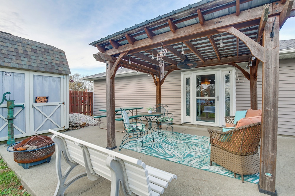 Route 66 Gem! Charming Litchfield Home W/ Yard - Illinois