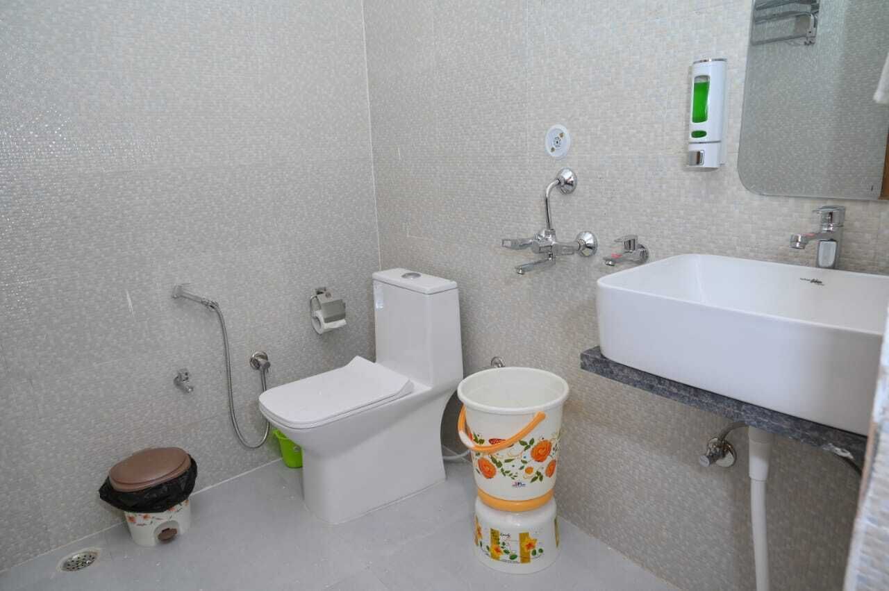 Toalhas fornecidas, sabão, champô, papel higiénico 