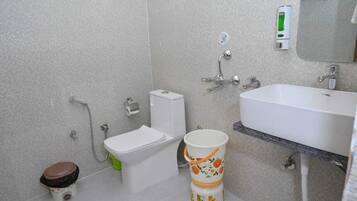 Toalhas fornecidas, sabão, champô, papel higiénico