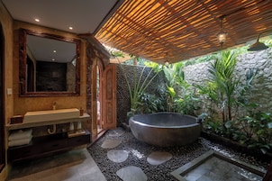 Villa Exclusiva, 1 quarto, vista para o rio | Casa de banho | Um polibã e uma banheira separados, um secador de cabelo, roupões