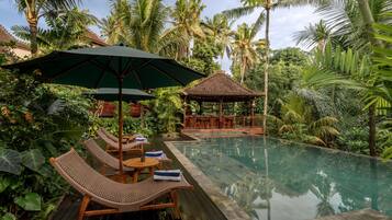 Terraço com espreguiçadeiras