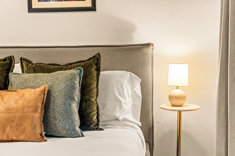 Main & Guest House, Creek Front, Outdoor Patios, Firepit & BBQ, Theatre ...